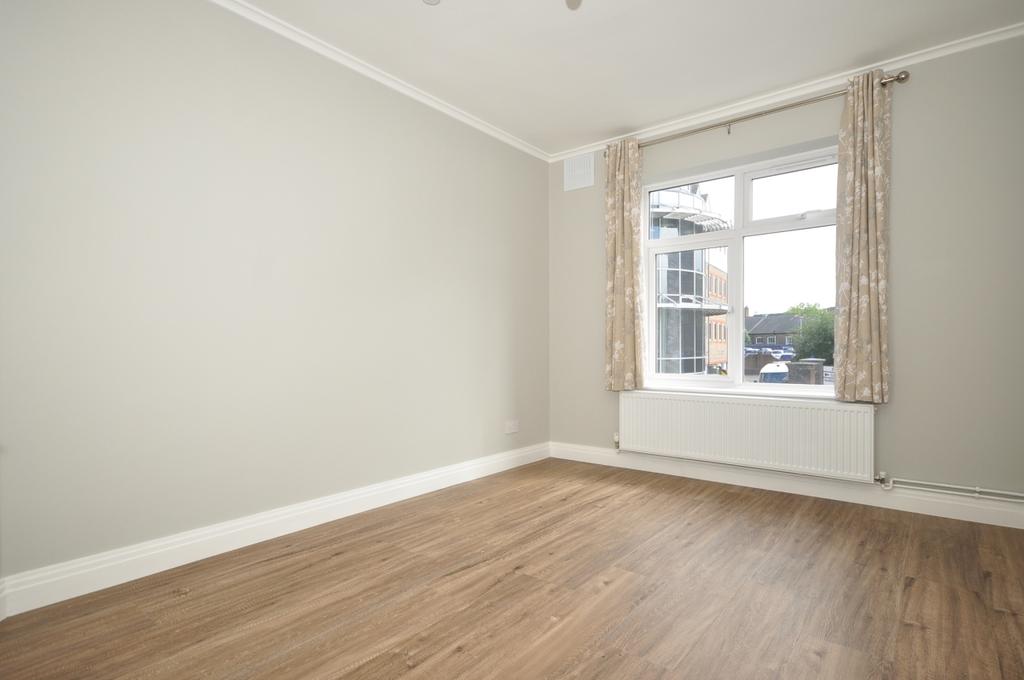 Springfield Road Horsham RH12 2 bed apartment - £925 pcm (£213 pw)