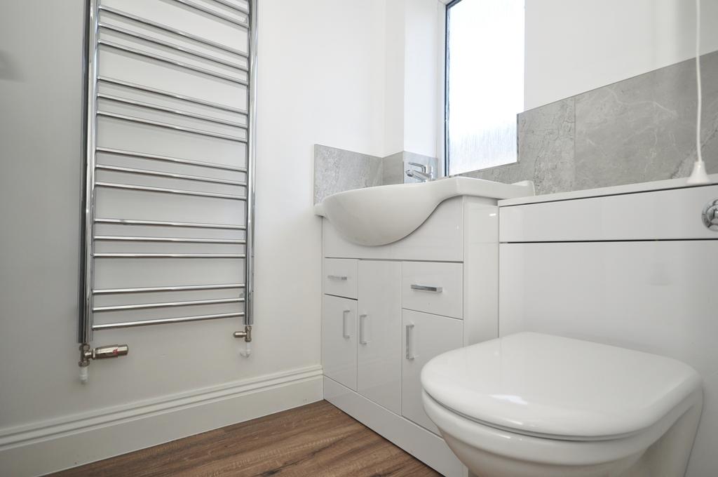 Springfield Road Horsham RH12 2 bed apartment - £925 pcm (£213 pw)