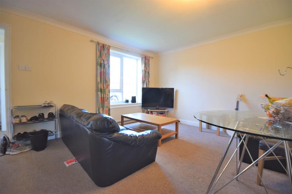 Southway, Guildford 4 bed semi-detached house - £2,250 pcm (£519 pw)