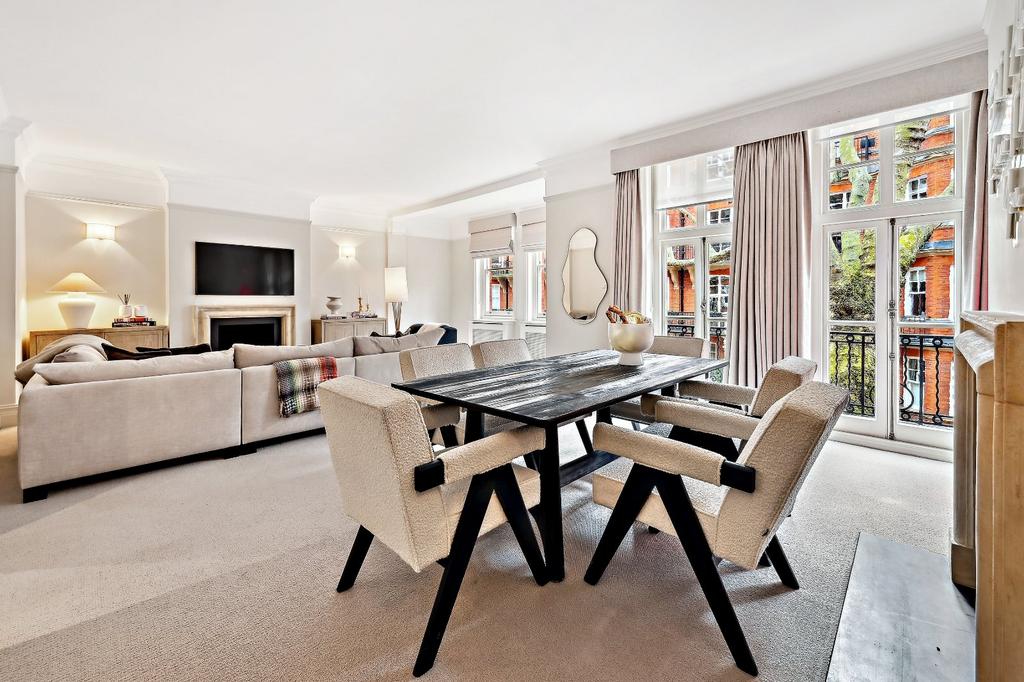 Cheyne Court, London 3 bed flat - £8,017 pcm (£1,850 pw)