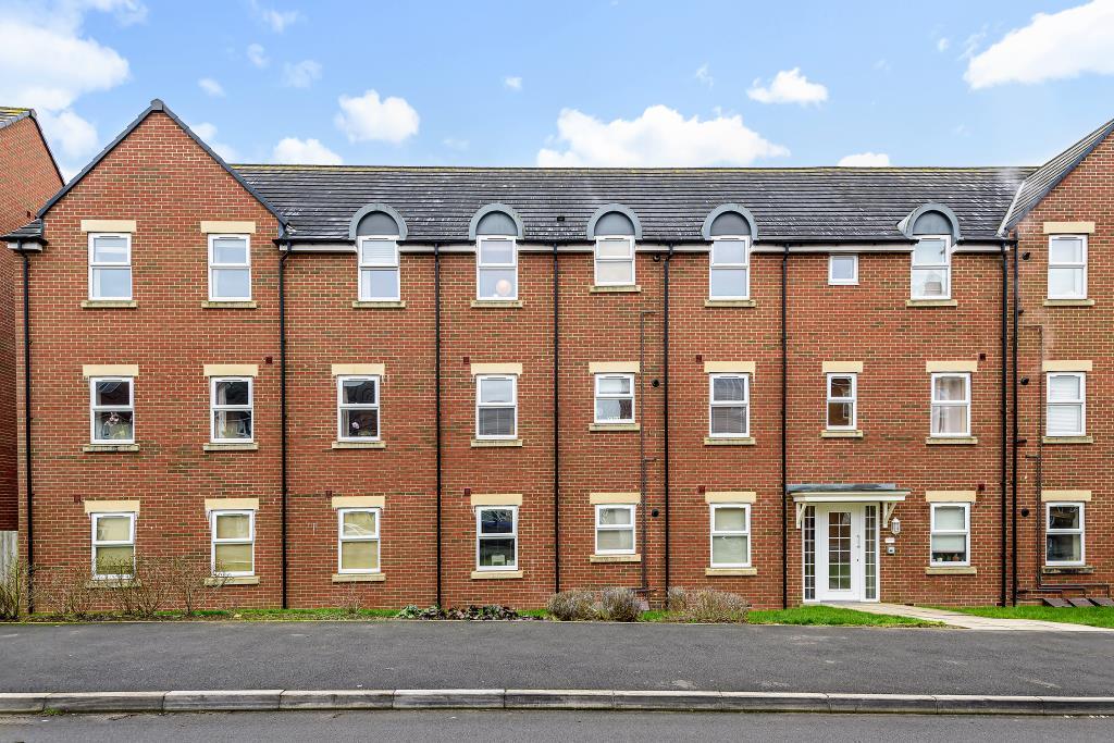 Cloatley Crescent, Royal Wootton... 2 bed apartment - £850 pcm (£196 pw)