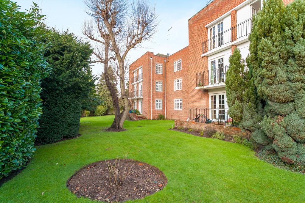 Field End Road, Pinner 2 bed apartment - £419,950