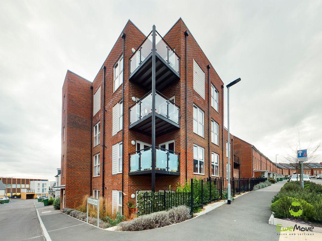 Shackleton Drive, Dartford DA1 5UH 2 bed flat - £300,000