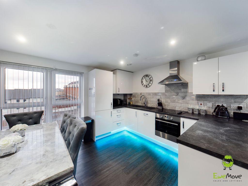 Shackleton Drive, Dartford DA1 5UH 2 bed flat - £300,000