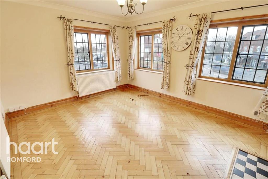 Balgores Square - Gidea Park - RM2 2 bed maisonette - £1,175 pcm (£271 pw)