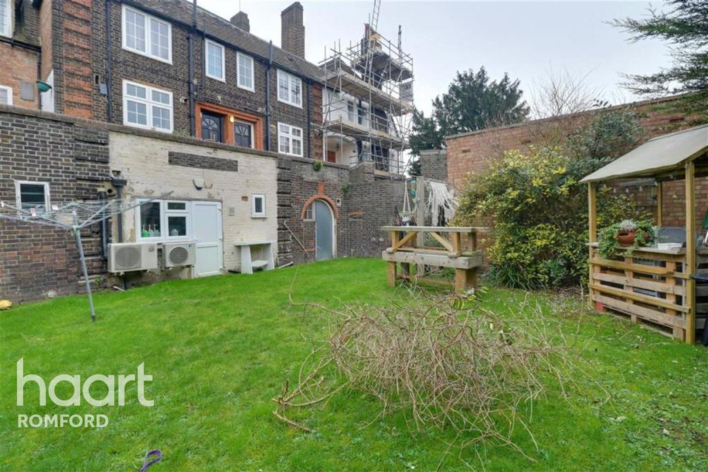 Balgores Square - Gidea Park - RM2 2 bed maisonette - £1,175 pcm (£271 pw)