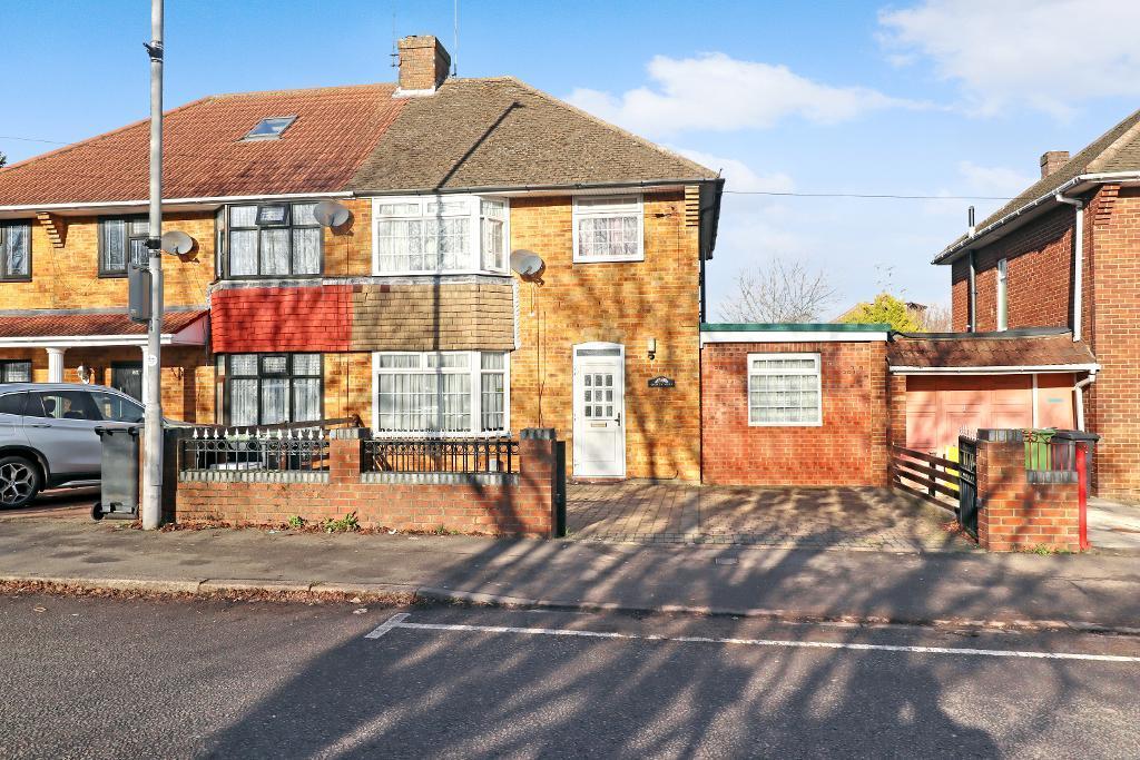 Austin Road, Icknield, Luton... 4 bed semi-detached house - £450,000