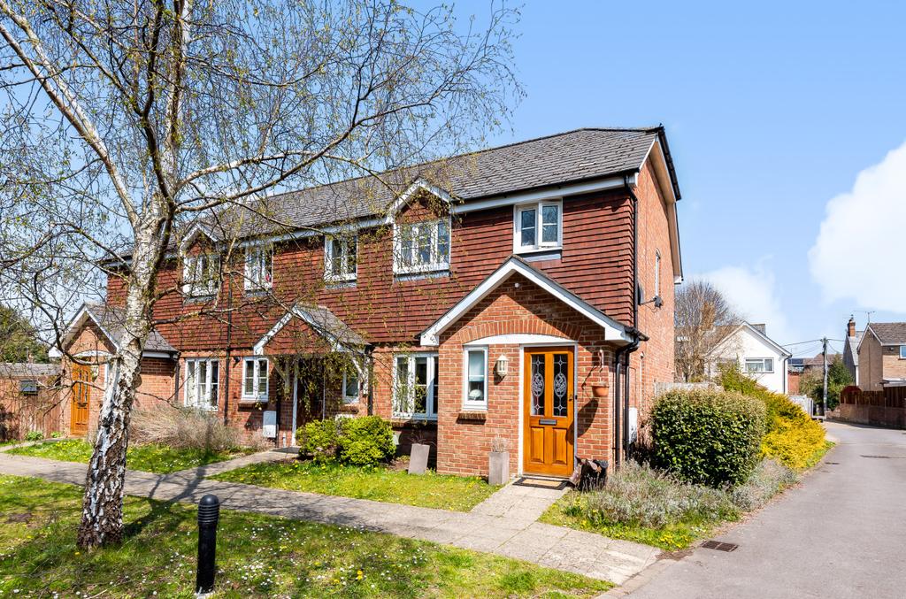 Liphook 3 bed end of terrace house - £375,000