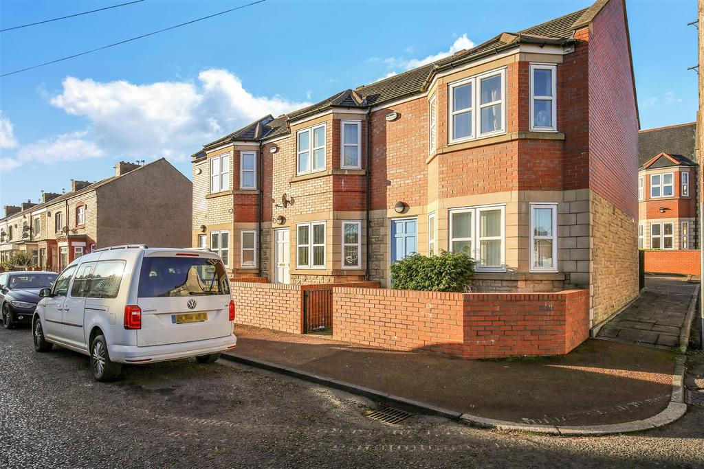 Alnwick Street, Newburn, Newcastle... 2 bed semi-detached house - £120,000