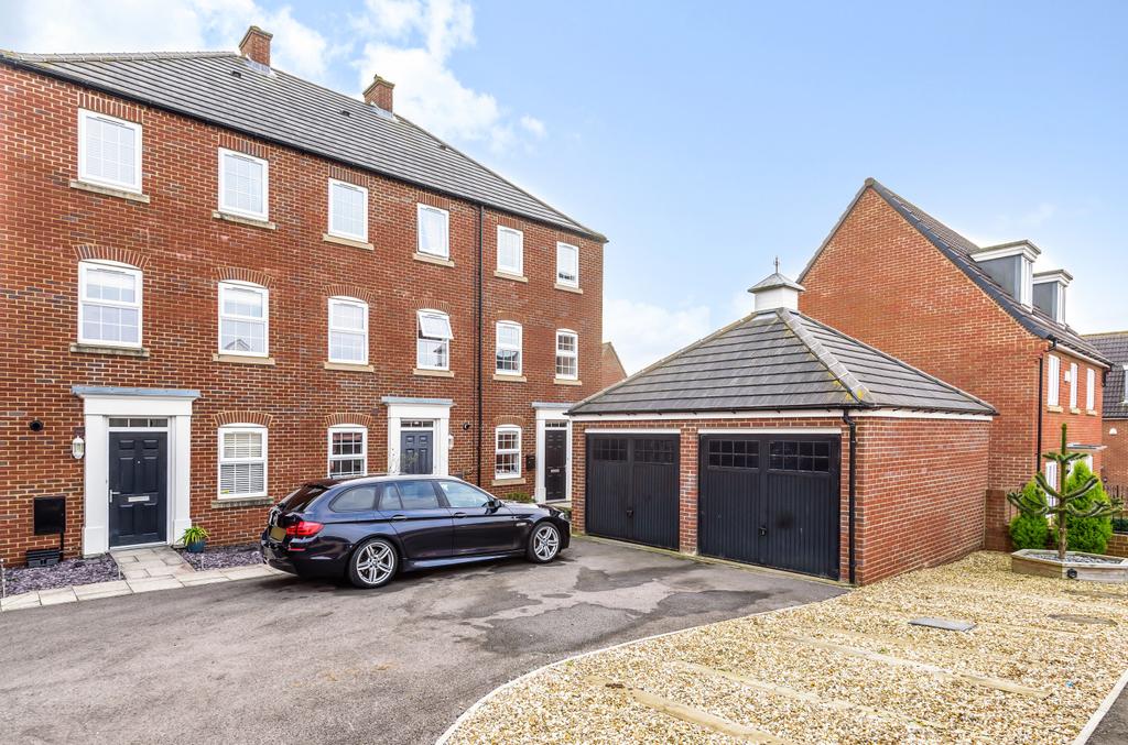 Cloatley Crescent, Royal Wootton... 3 bed end of terrace house - £325,000
