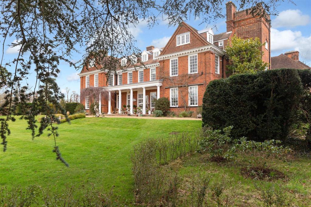Holwell Court, Esssendon 1 bed flat - £325,000