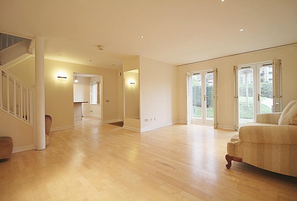 Regatta Point, Kew Bridge Road... 3 bed semi-detached house - £2,600 ...