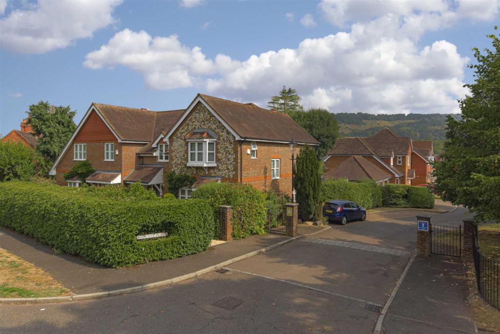 Redcote Place, Pixham, Dorking 3 bed end of terrace house - £700,000