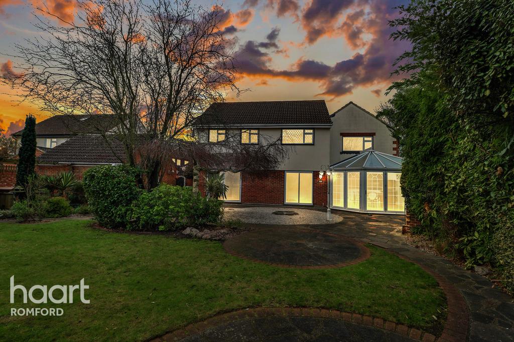 Francombe Gardens, Romford 4 bed detached house for sale - £800,000