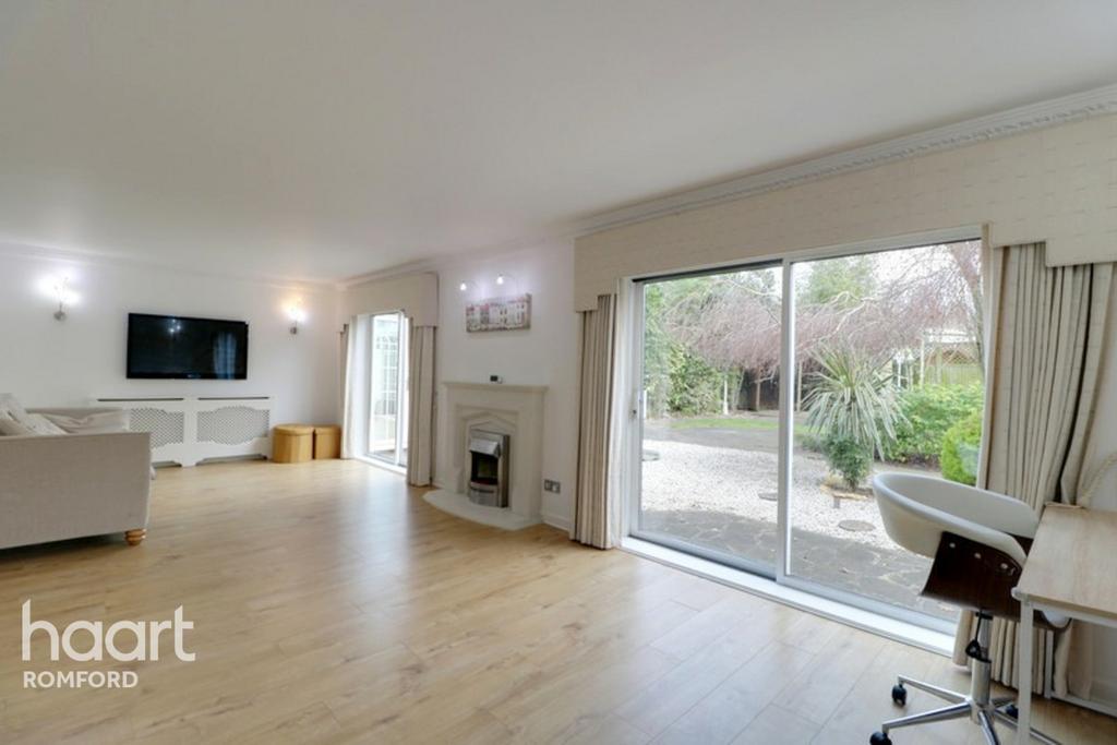 Francombe Gardens, Romford 4 bed detached house - £800,000
