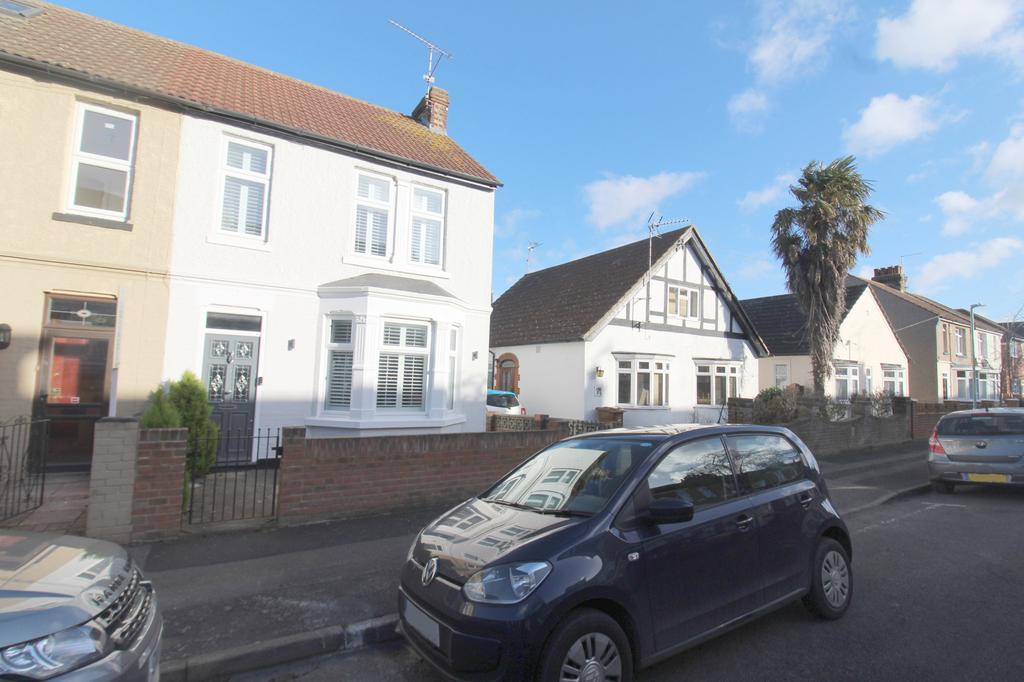 Carlton Avenue, Gillingham, Kent, ME7 3 bed end of terrace house - £325,000