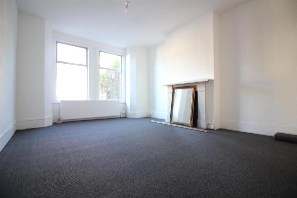 Ferme Park Road, Crouch End, London 1 bed flat - £1,345 pcm (£310 pw)