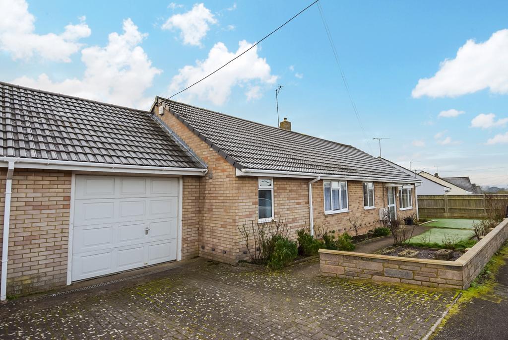 The Drove, Amesbury, Salisbury SP4 7AG 3 bed detached bungalow - £375,000
