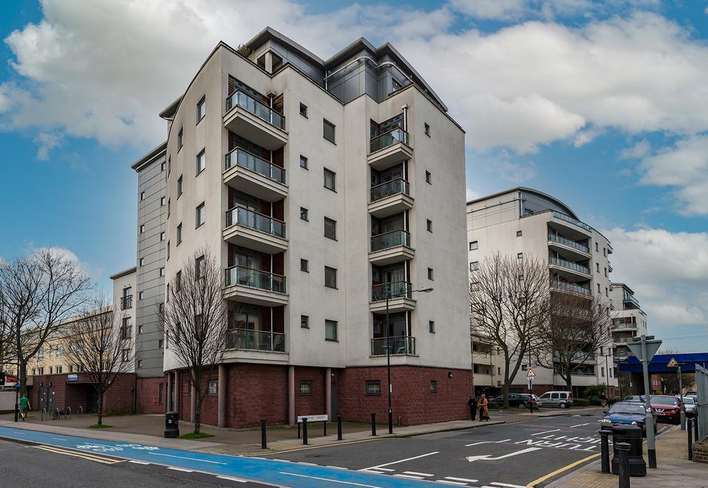 Cable Street, Wapping, London, E1W 2 bed apartment - £400,000