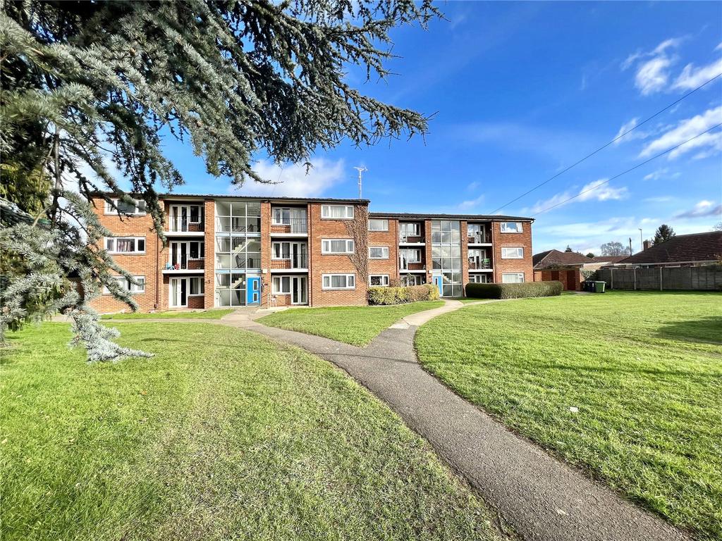 Watermoor Court, Pirton Lane... 3 bed apartment - £160,000