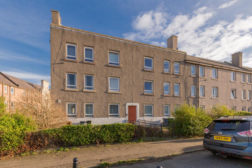 Pilton Drive North, Edinburgh EH5 2 bed flat - £117,500