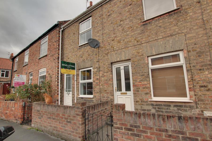Trinity Lane, Beverley, HU17 0AU 2 bed terraced house - £650 pcm (£150 pw)