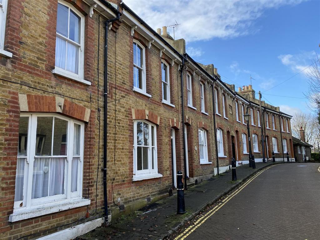 Love Lane, Rochester 2 bed house - £1,200 pcm (£277 pw)