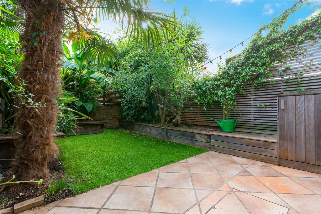 Peach Road, Queens Park W10 2 bed house - £2,500 pcm (£577 pw)