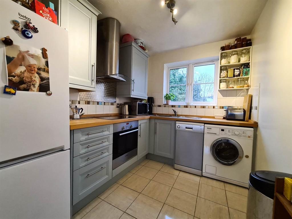 Boakes Drive, Stonehouse, GL10 3QW 2 bed flat - £170,000