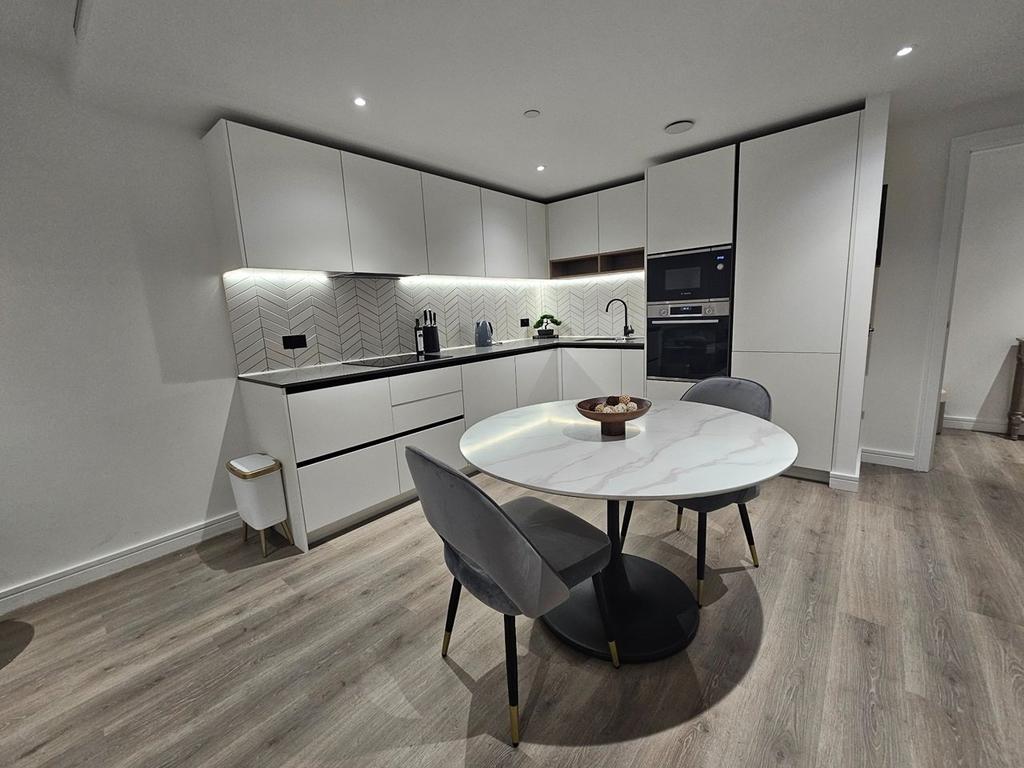 Handley House, 19 Glenthorne Road... 2 bed flat - £3,600 pcm (£831 pw)