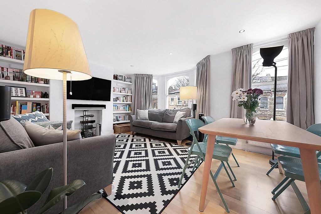 Ballater Road, SW2 3 bed flat - £650,000