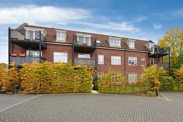High Road, Byfleet, West Byfleet, KT14 2 bed flat - £320,000