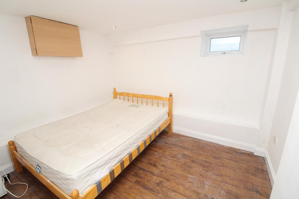 Salehurst Road, Brockley, SE4 2 bed maisonette - £1,200 pcm (£277 pw)
