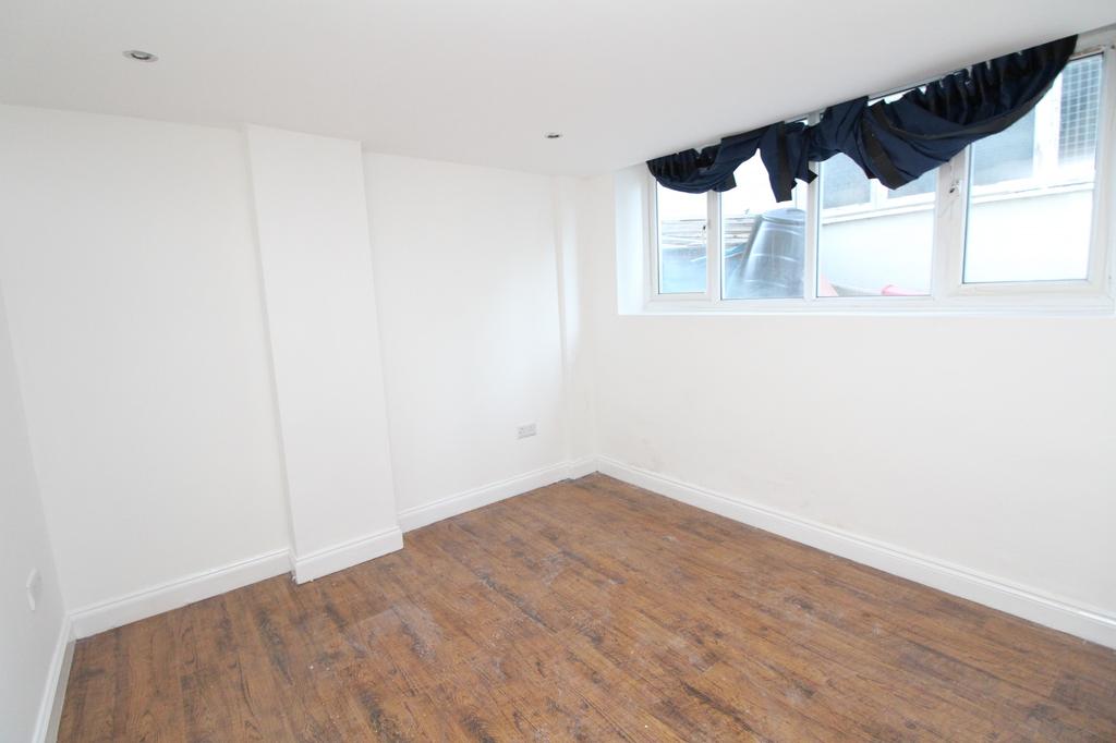 Salehurst Road, Brockley, SE4 2 bed maisonette - £1,200 pcm (£277 pw)