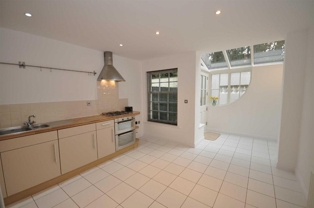 John Cullis Gardens, Leamington Spa 3 bed townhouse - £1,250 pcm (£288 pw)