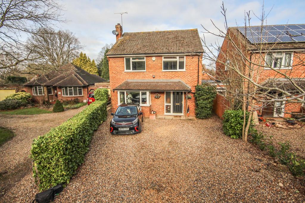 Nine Mile Ride, Finchampstead 4 bed link detached house - £625,000