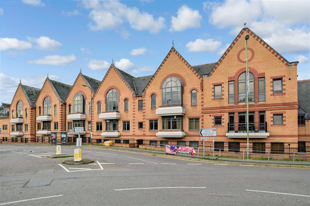 Whyteleafe Hill, Whyteleafe, Surrey 2 bed ground floor flat - £285,000