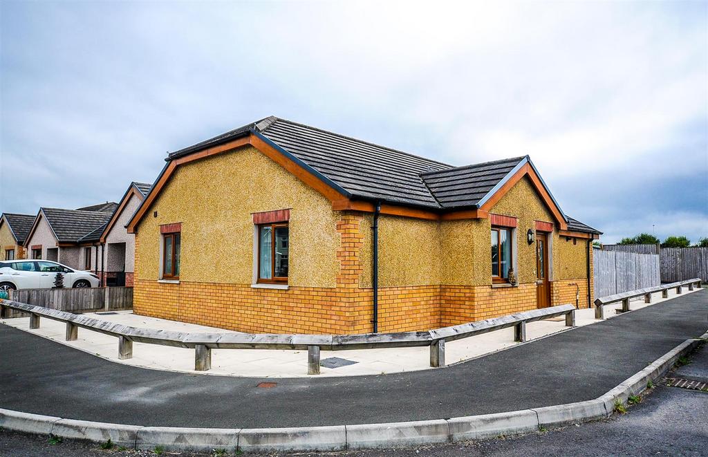 Parc Emlyn, Penygroes, Llanelli 3 bed detached bungalow - £270,000