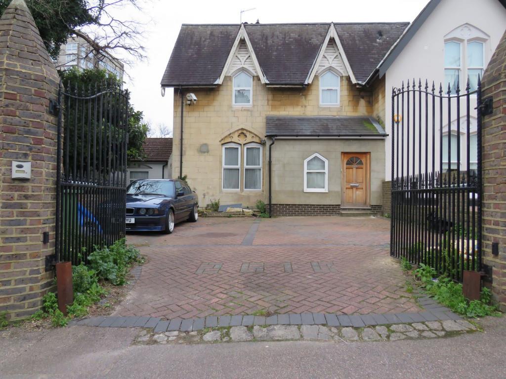 Burrage Road, London, SE18 3 bed semi-detached house - £725,000