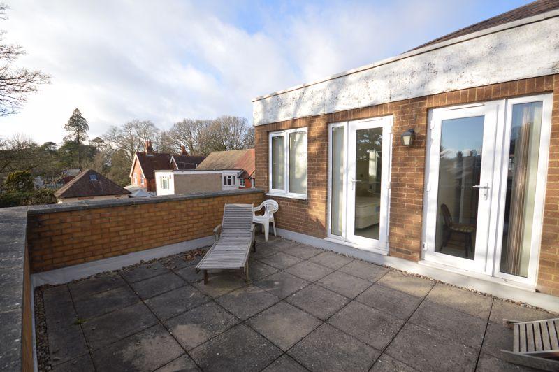 The Grove, Headley Road 2 bed flat - £1,250 pcm (£288 pw)