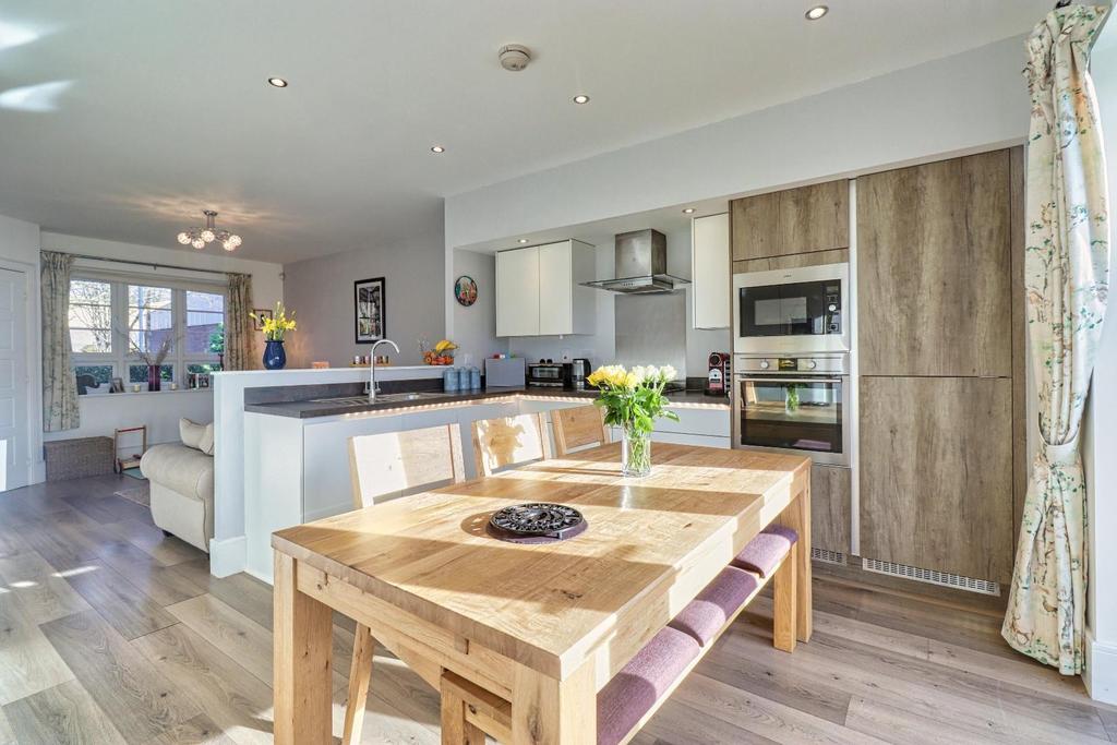 Low Hall Road, Horsforth 3 bed detached house - £450,000