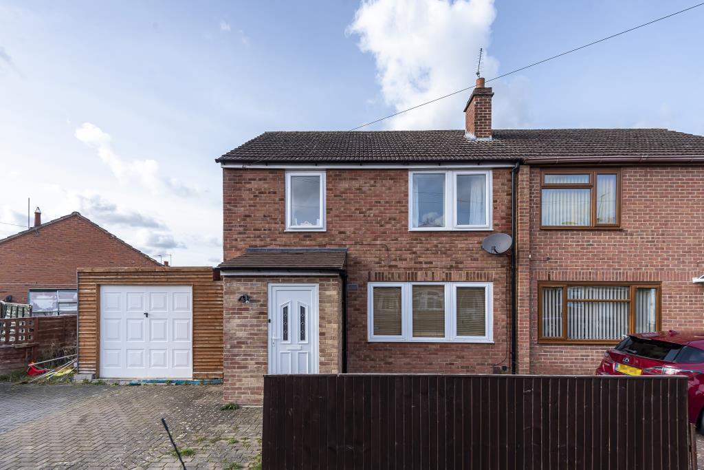 Kidlington, Oxfordshire, OX5 3 bed semi-detached house - £350,000