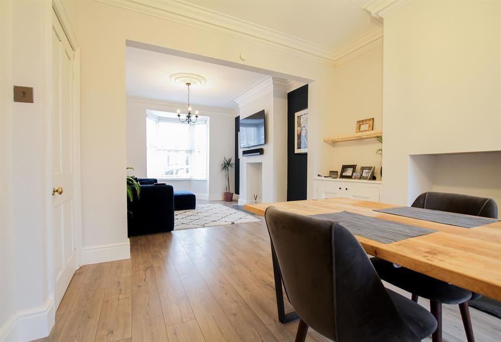 Clements Road, London, SE16 2 bed apartment - £2,383 pcm (£550 pw)