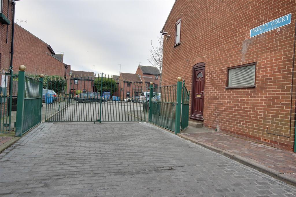Trinity Court, Mytongate, Hull 2 bed townhouse - £90,000