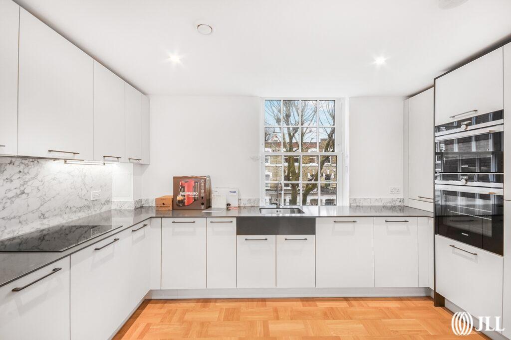 Lisgar Terrace London W14 2 bed apartment - £2,708 pcm (£625 pw)