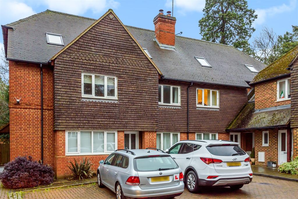 Caxton Court, Haslemere, GU27 3 bed end of terrace house - £525,000