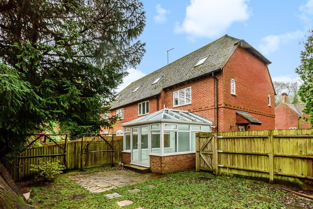 Caxton Court, Haslemere, GU27 3 bed end of terrace house - £525,000