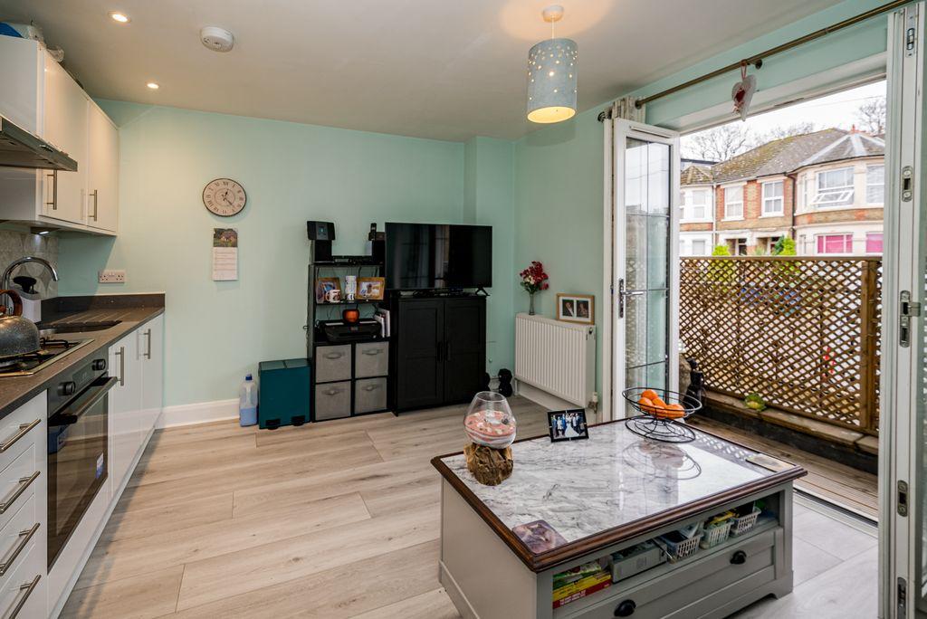 5, 15 Priory Road, High Wycombe HP13 6SL 1 bed flat - £185,000
