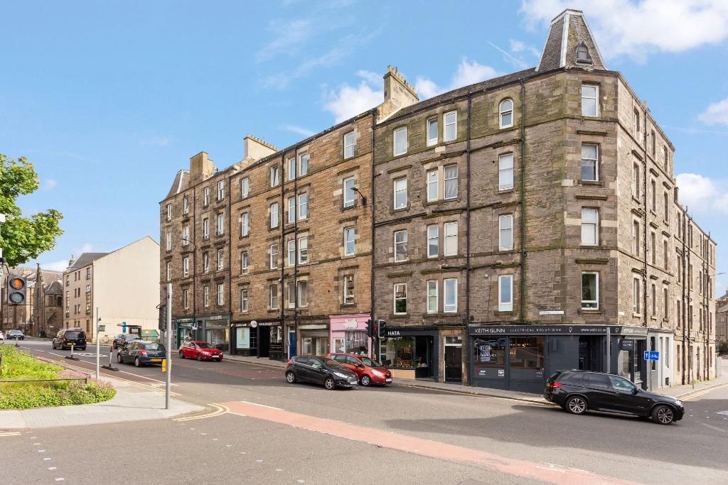 Rodney Street, Canonmills, Edinburgh... 2 bed flat - £1,350 pcm (£312 pw)