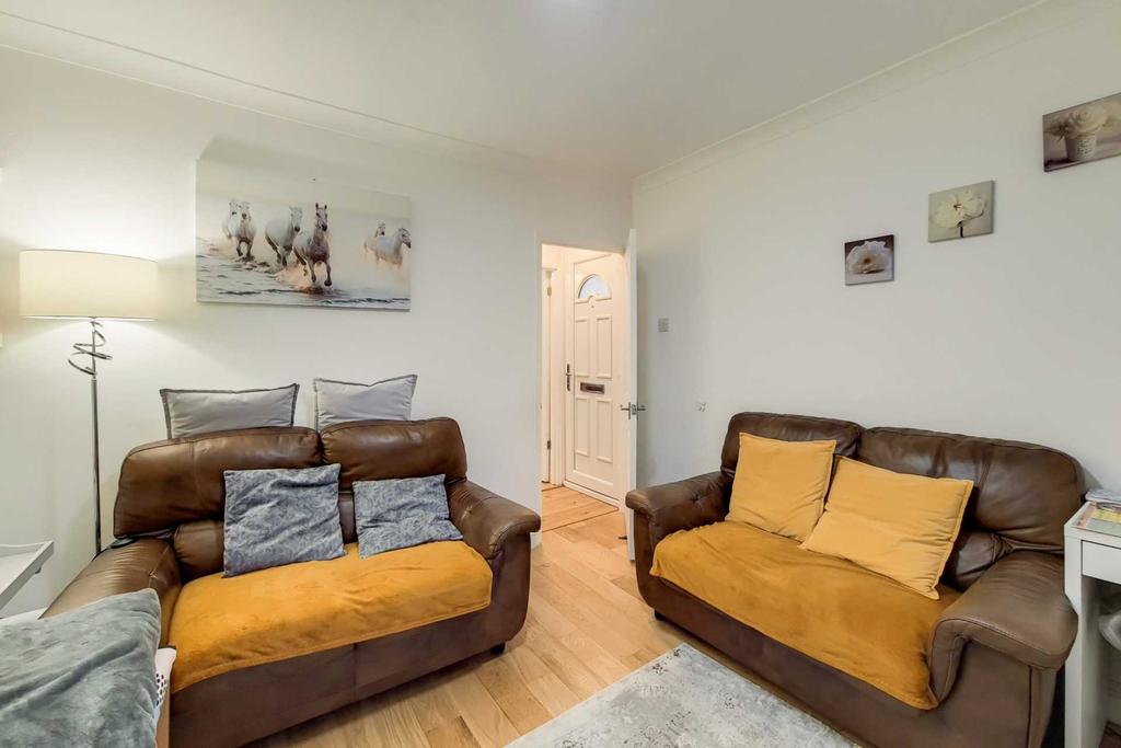 Warren Road Croydon, Croydon 2 bed semi-detached house - £385,000